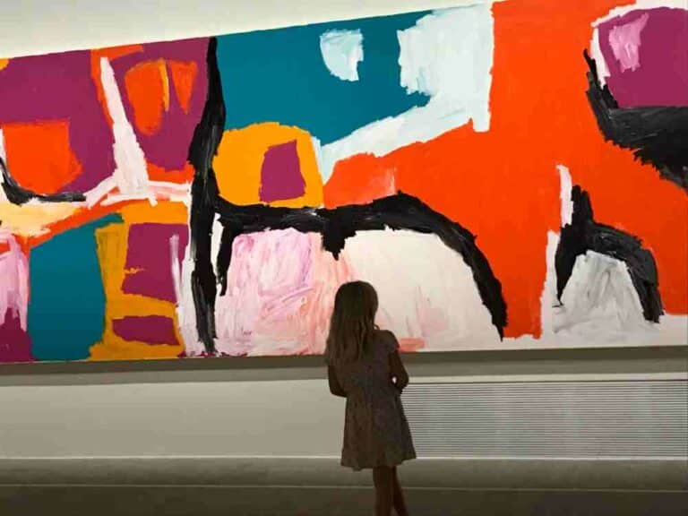 The Sally Gabori exhibition at the Fondation Cartier - Vibrant colours