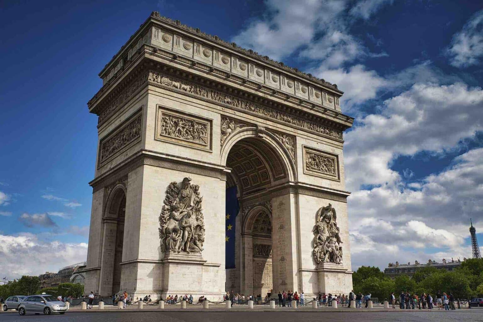 The Arc de Triomphe and its view of all of Paris | TICKET OFFICE